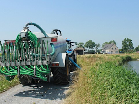 Chemisch product belandt per ongeluk in Vijverbeek in Westrozebeke ...