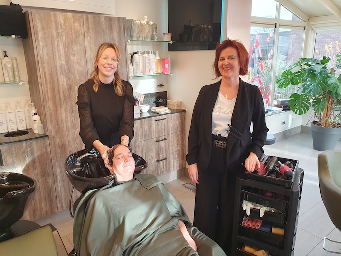 Kapster Patricia (52) gaat op eerste werkdag van nieuwe jaar gratis ...