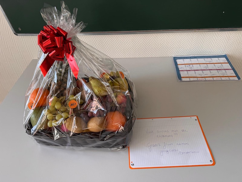 Jong CD&V Denderleeuw deelt fruitmanden uit om blokkende studenten hart ...