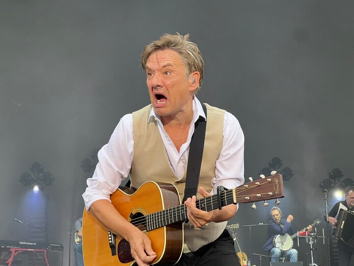 Daar zijn die handjes al: nog voor Regi het podium opkomt, laat ...