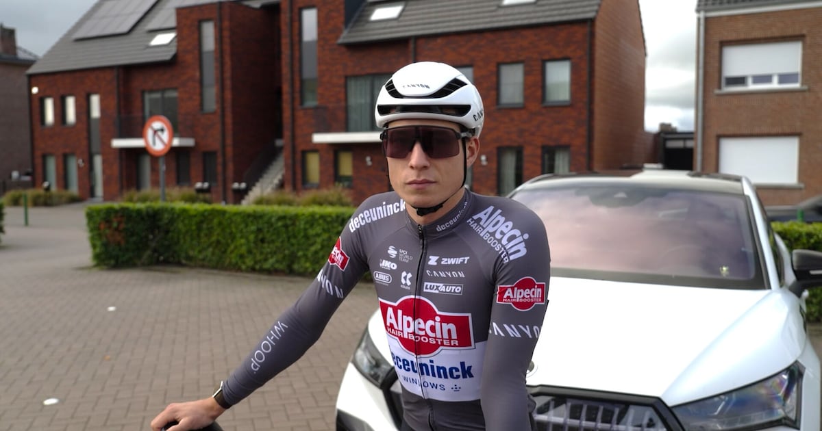 Jasper Philipsen en Elias Verwilt delen hesjes uit op Heilig ...