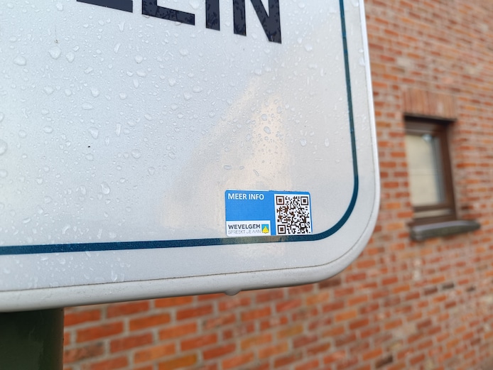 Gemeente plaatst QR-codes op straatnaamborden: “Om de betekenis achter ...