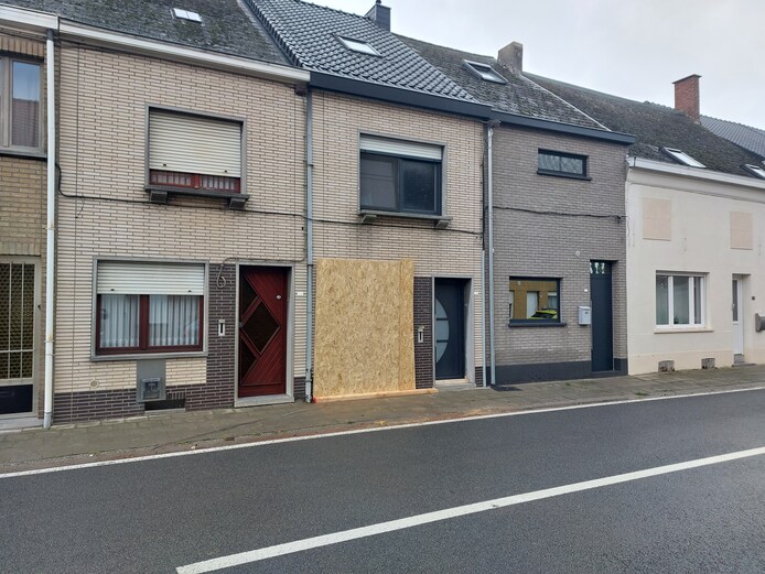 Wagen tegen gevel in Sint-Andriessteenweg: twee bestuurders lichtgewond ...