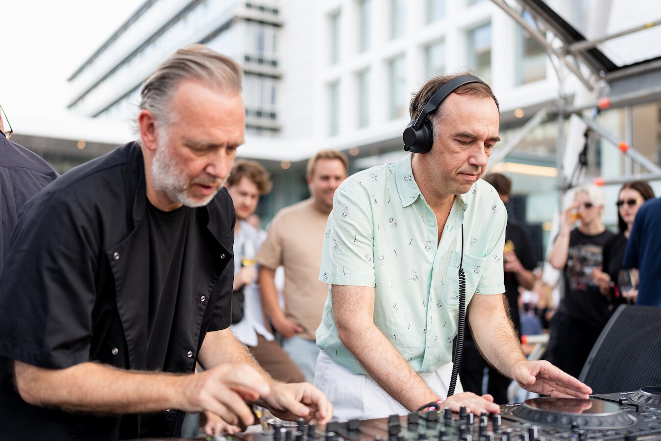 Radiolegende Zaki (80) schrijft pakkende roman over dementie: “Zij ...