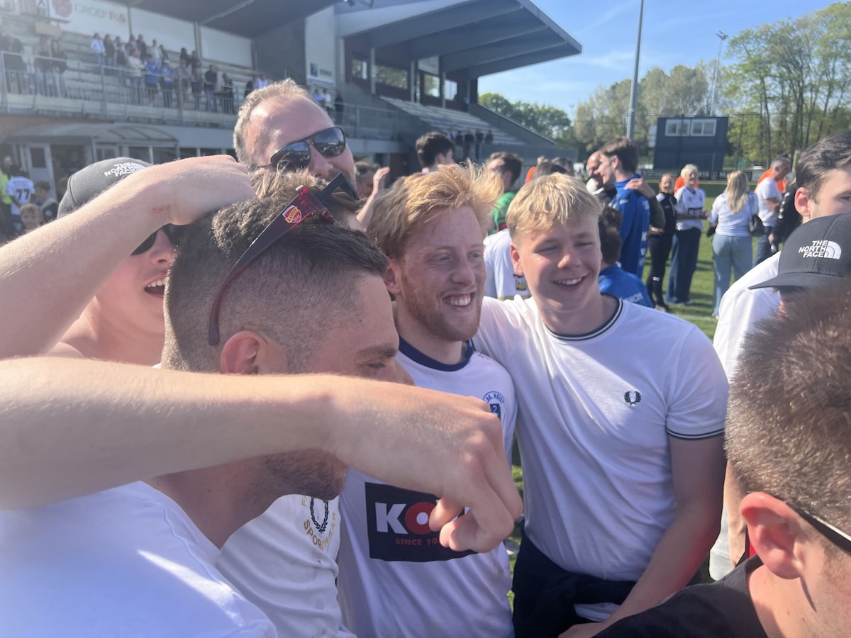 Jasper (spits) en Senne Goossens (doelman) zijn tweelingbroers op en ...