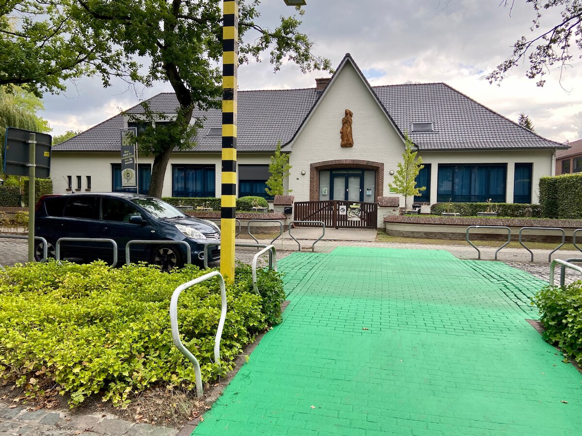 Oversteekplaatsen aan scholen in groen jasje gestoken om zichtbaarheid ...