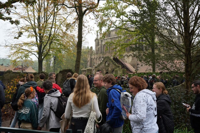 KIJK. Gast onwel in ellenlange rij van nieuwe attractie ‘Danse Macabre’, enorme drukte in en ...