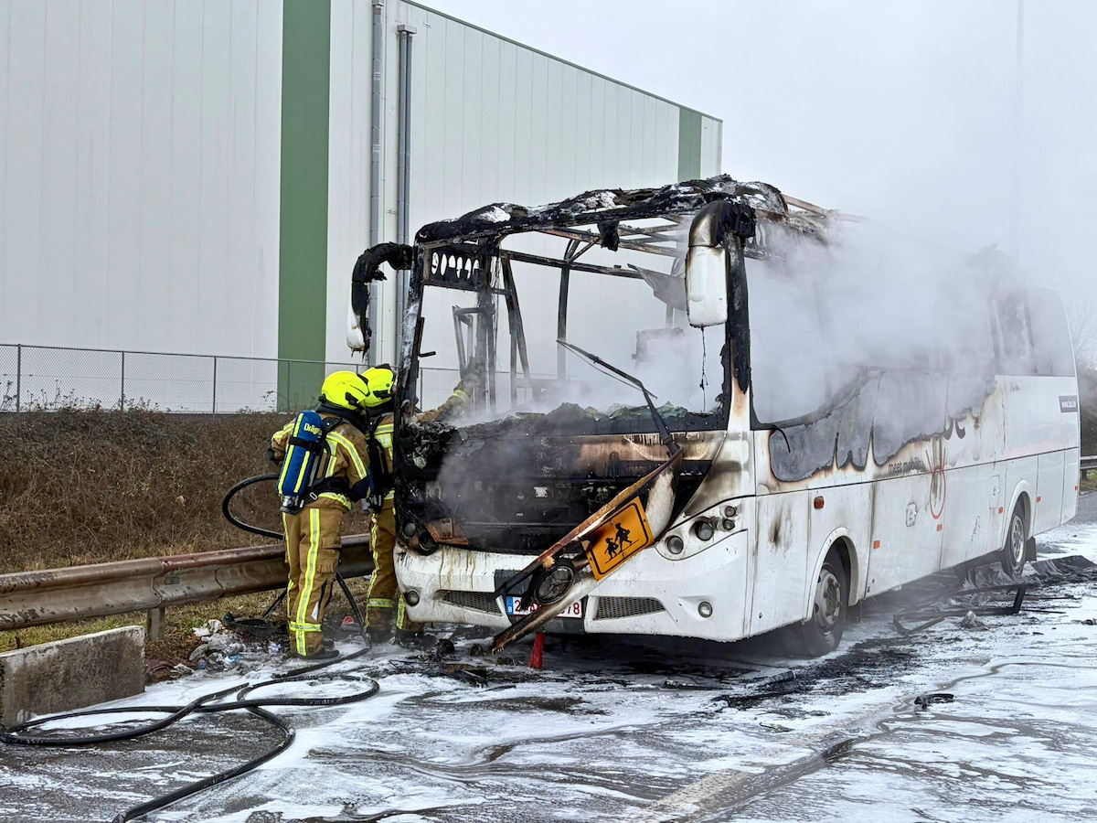 Schoolbus brandt uit als een toorts op N58 in Rekkem: “Gelukkig zaten ...