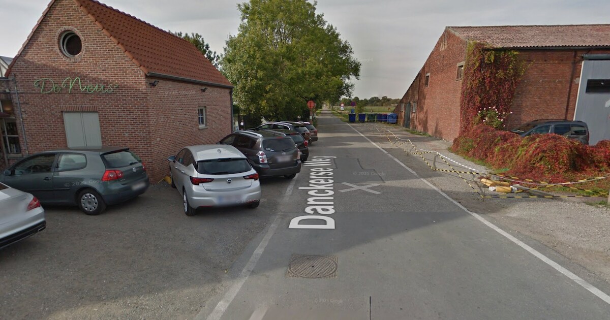 Geparkeerde auto’s aan bistro komen tot op rijbaan, waardoor tractors ...