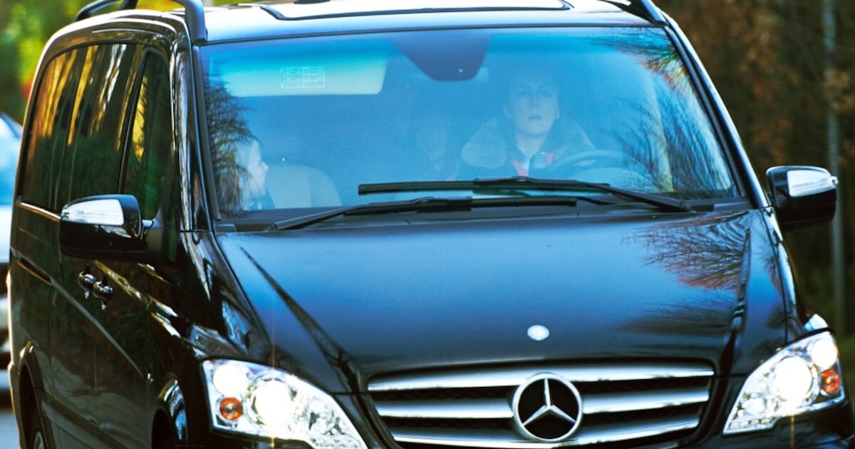 Prinses Claire bellend achter het stuur betrapt | Prins Laurent | hln.be