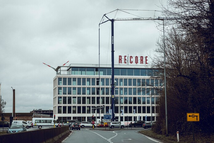 Daar prijken de iconische letters van RECOR weer: “Mijlpaal voor reconversie van de site ...