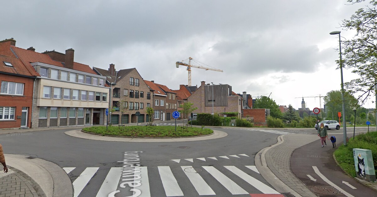 Bromfietser (24) onder invloed rijdt agent aan in Temse | Temse | HLN.be