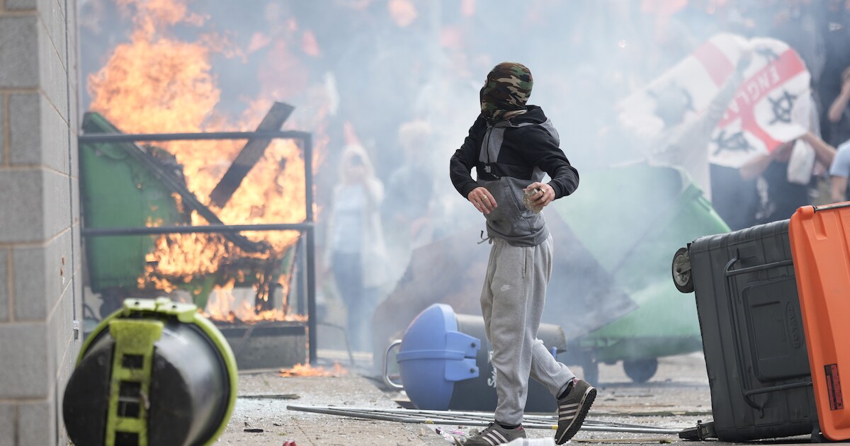 Britse rechter woedend nadat moeder van 12-jarige relschopper reisje ...