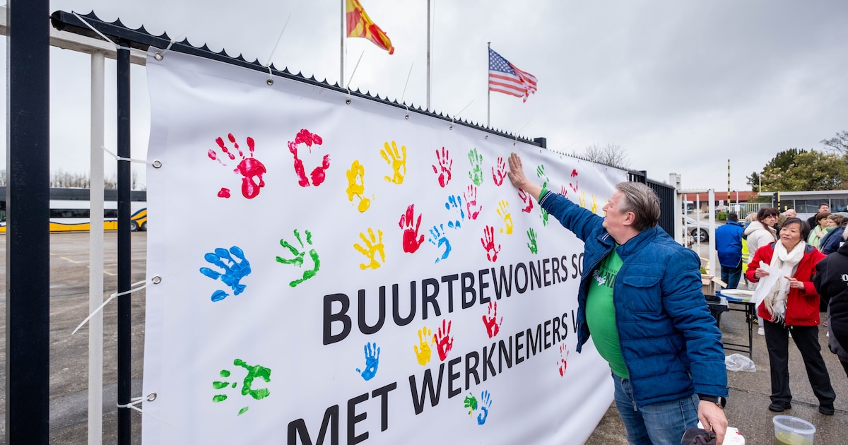 IN BEELD. Buurtbewoners tonen solidariteit aan de poort van Van Hool ...