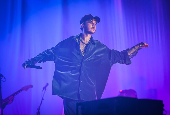 Max Colombie van Oscar and the Wolf annuleert reeks optredens: “Ik kamp ...