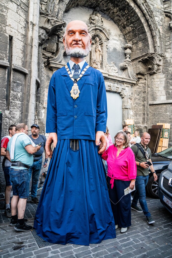 Eli waakt weer over zijn Korenmarkt, voortaan als reus. “Behoorlijk ...
