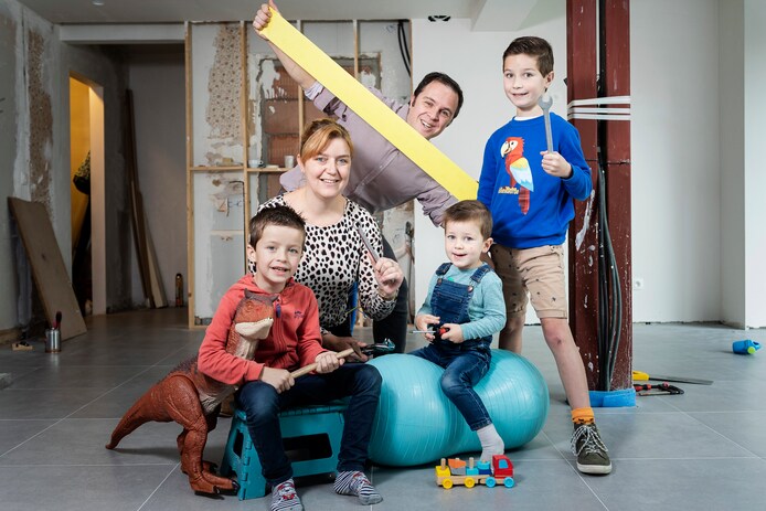 “Maandenlang geen stromend water en een leefruimte van amper 15 vierkante meter”: het gezin van ...