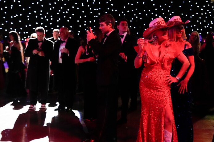 IN BEELD. Trump en first lady Melania dansen op inauguratieballs ...