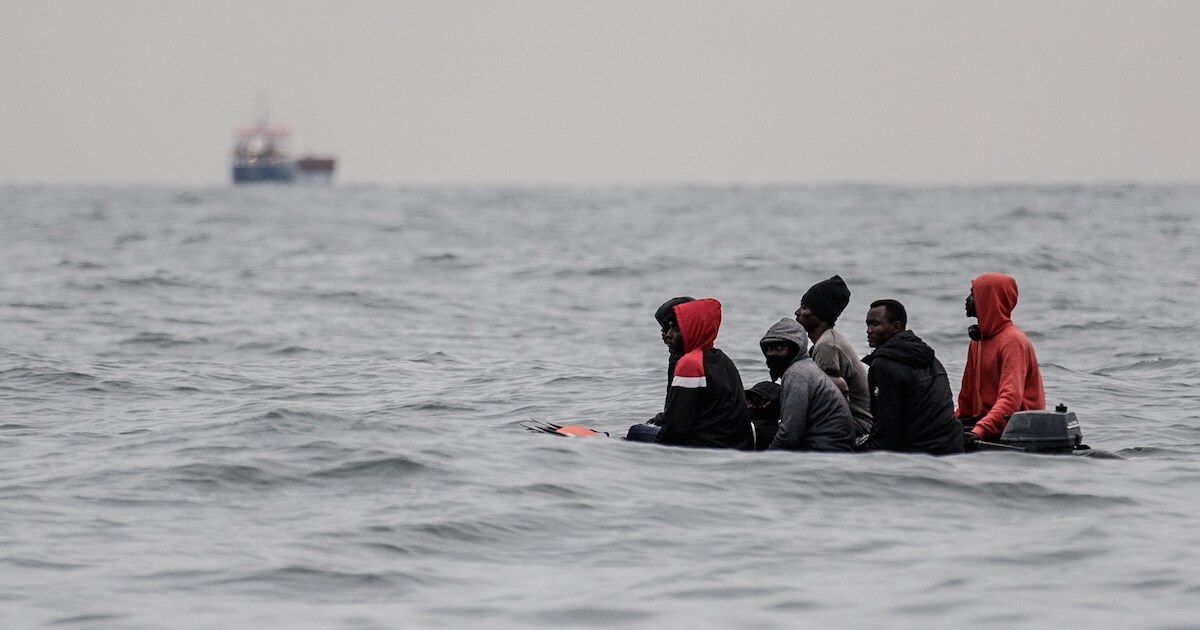 Franse autoriteiten redden opnieuw veertigtal migranten uit Kanaal ...