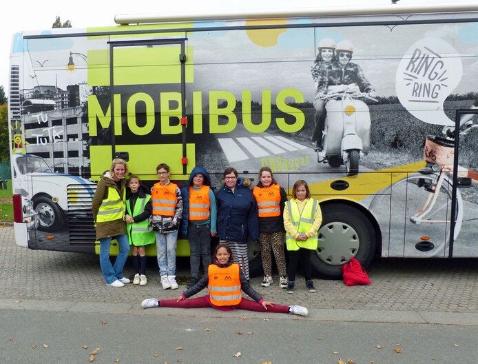 Leerlingen krijgen verkeersopvoeding met Mobibus | Zottegem | hln.be
