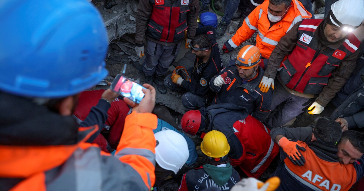 Hoe kunnen mensen zo lang nog in leven blijven onder tonnen puin? En ...