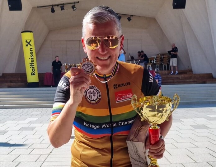 Opnieuw een wereldkampioen in de koers: Jessica (51) uit Boom is beste ...