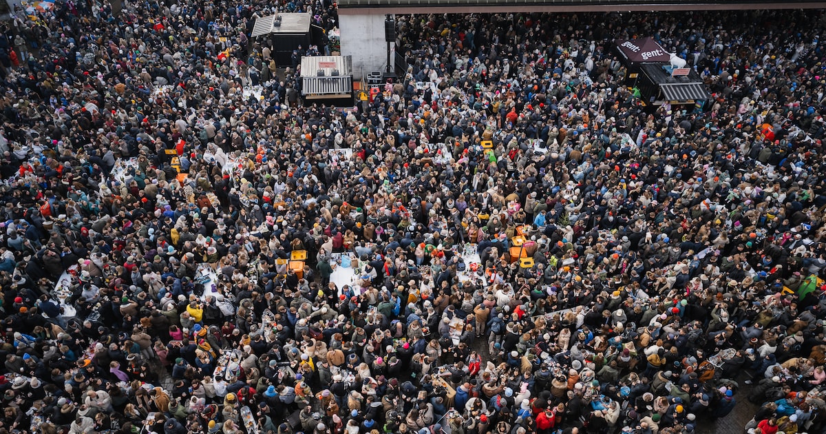 IN BEELD: 13.500 mensen klinken op het nieuwe jaar onder de stadshal ...
