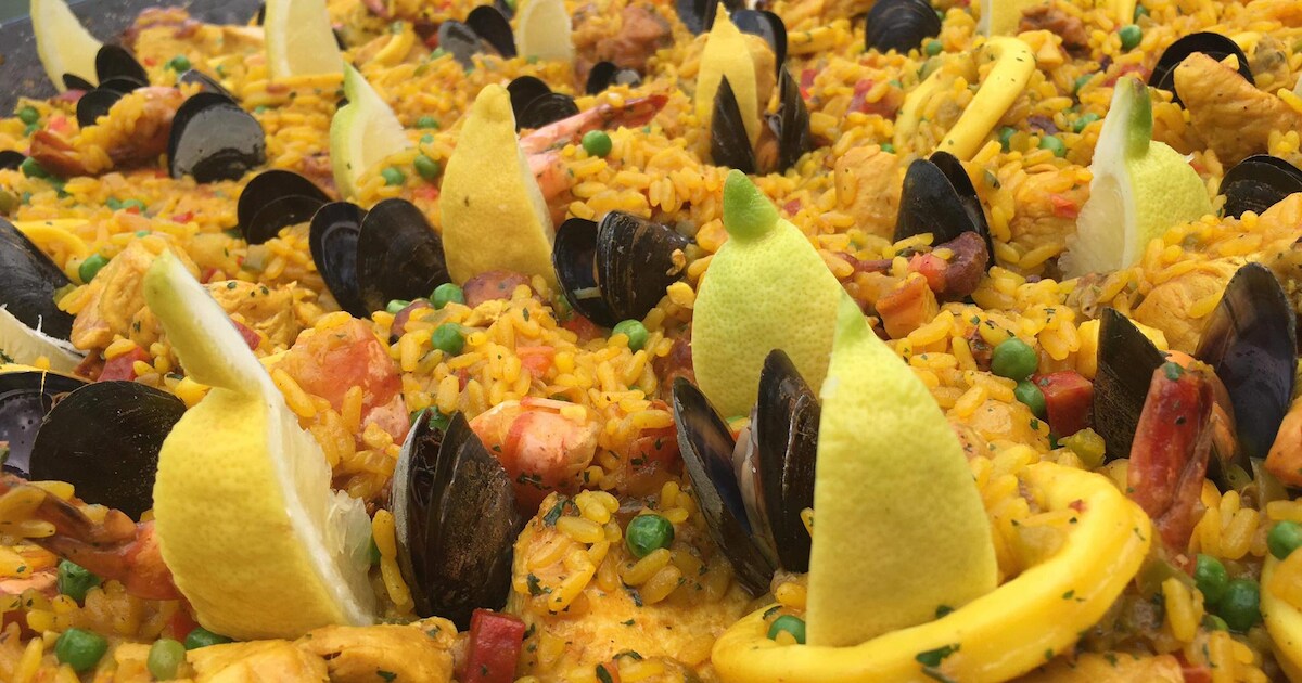 Philippe serveert paella voor goede doelen | Regio | HLN.be