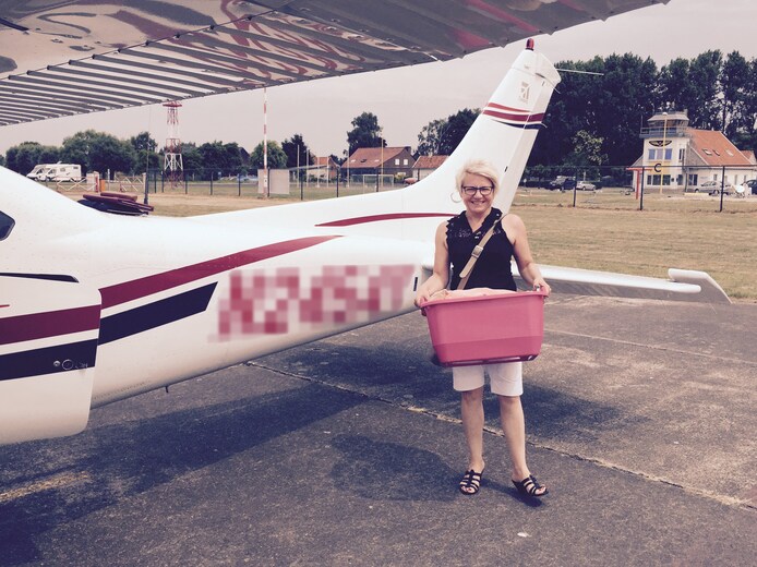 Koppel brengt was met vliegtuig | Grimbergen | hln.be