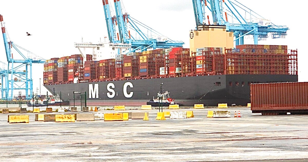 Imposant containerschip van bijna 400 meter lang meert aan in haven van ...