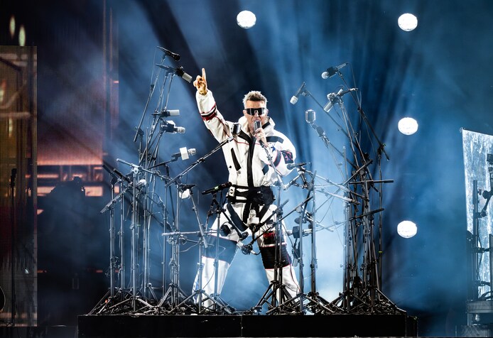 “Ik ben de king van entertainment”: Robbie Williams laat er geen gras ...