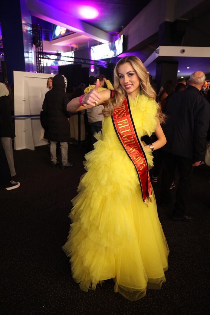 KIJK. “Maffiakostuum en blingbling leek me wel gepast”: premier De ...