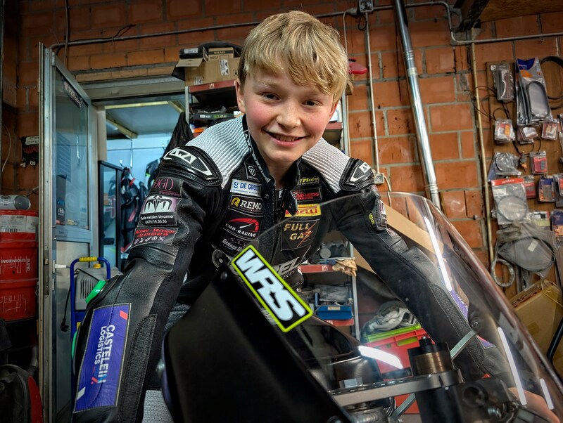 Motorsensatie Matz (13) valt op in Italië: “Op het circuit halen we ...