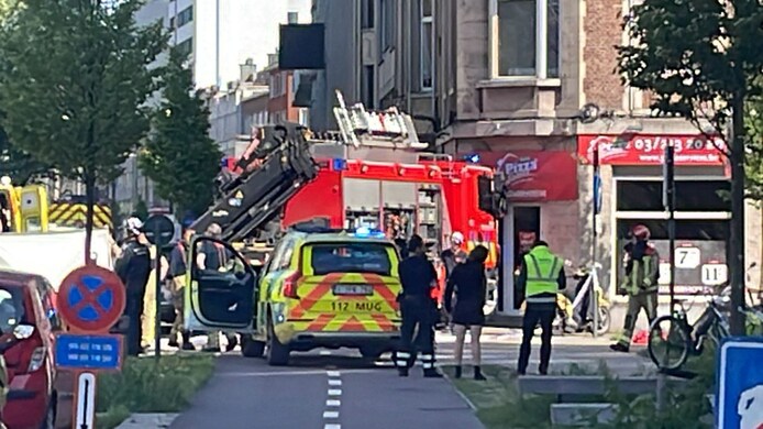 Fietsster (23) overleden aan verwondingen, nadat ze op Plantin- en Moretuslei in Antwerpen onder ...