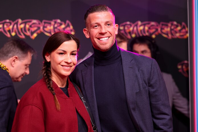 KIJK. “Maffiakostuum en blingbling leek me wel gepast”: premier De ...