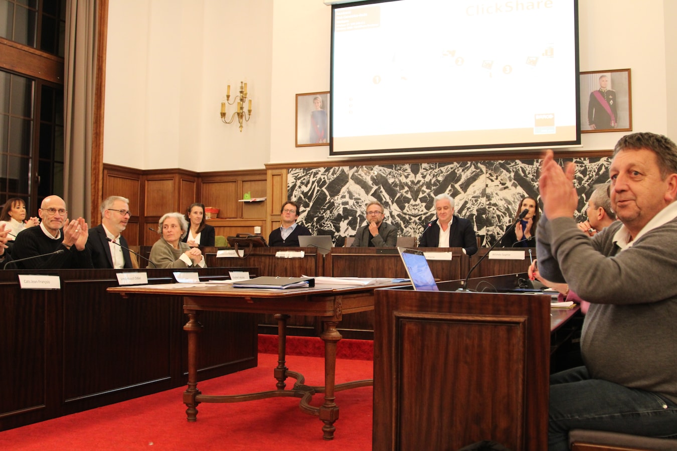 Sociale woningen en schoolreglementen op agenda laatste gemeenteraad ...
