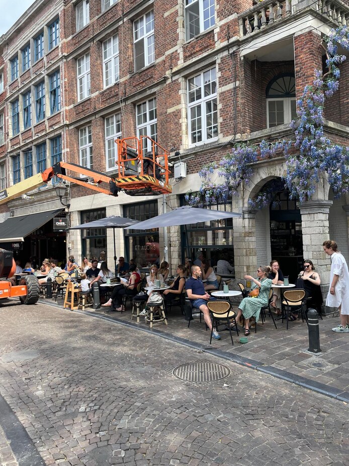Rustig op een terrasje... tot hoogtewerker boven je hoofd aan de slag ...