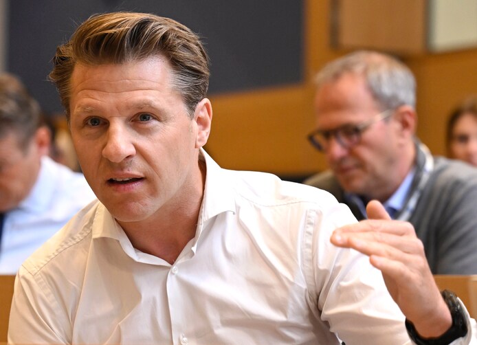 Ja, de regering wil sleutelen aan de pensioenen van politici. Maar wat ...