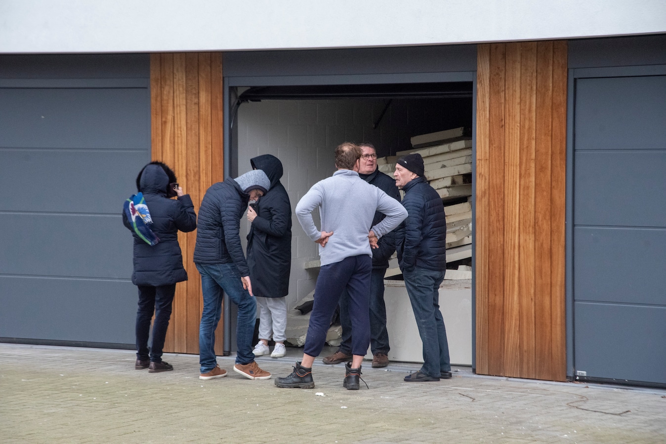 Deel dak nieuwbouwappartement weggewaaid | Foto | hln.be