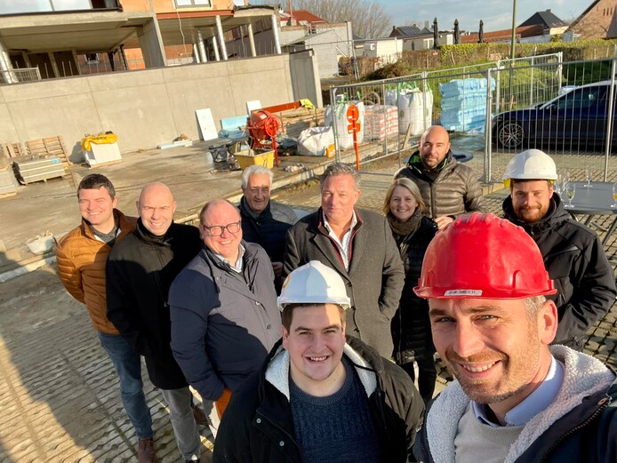 Eerste symbolische steen van gloednieuw jeugdhuis Guuk gelegd | Gooik ...