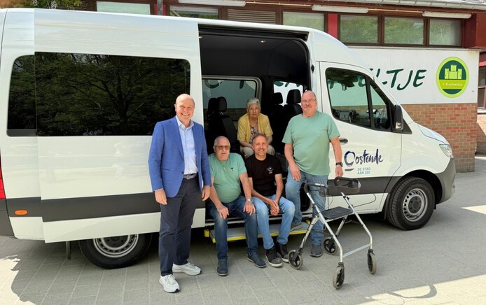 Minder mobiele bewoners Zandvoorde kunnen nu rekenen op nieuw minibusje ...