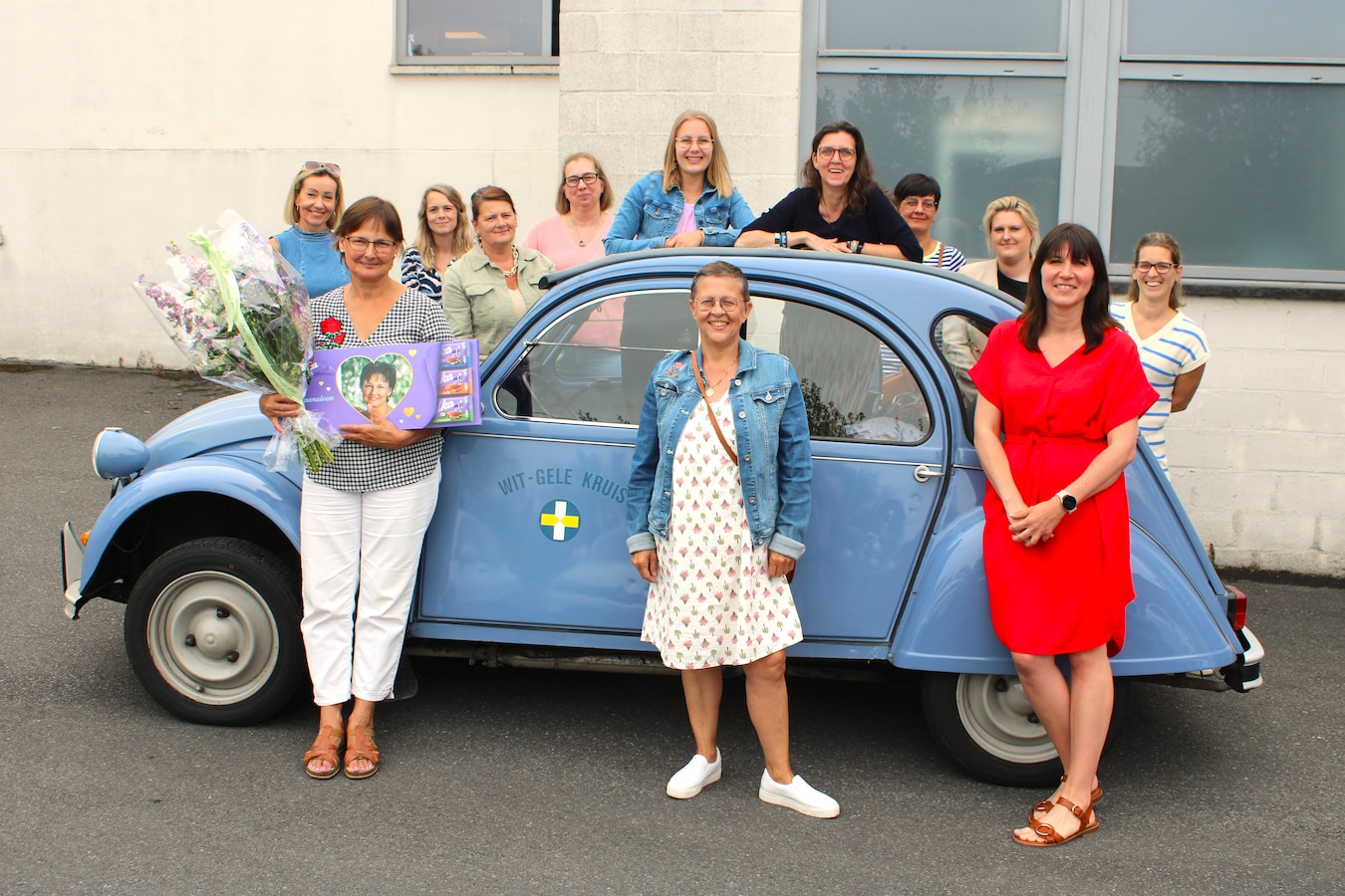Verpleegster Rita van het Wit-Gele Kruis vertrekt zoals ze kwam: in een ...