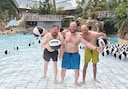 KIJK. Metalheads plonsen in het water van Sunparks voor traditionele ...