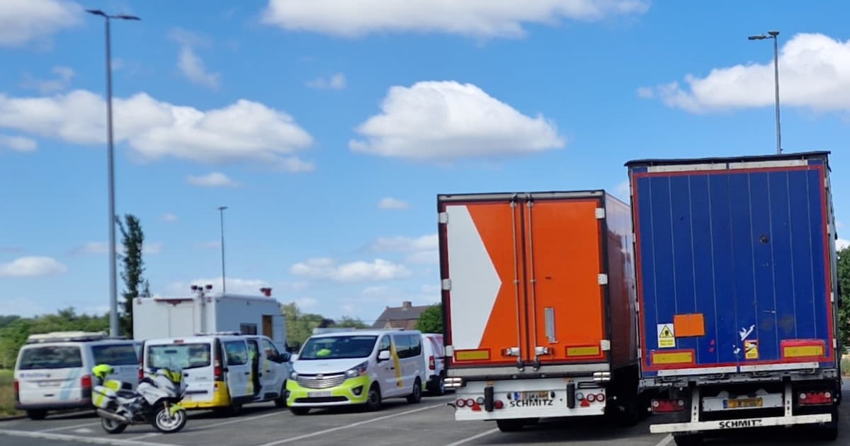 Controleactie zwaar vervoer: ladingen gelost, voertuig getakeld en voor ...