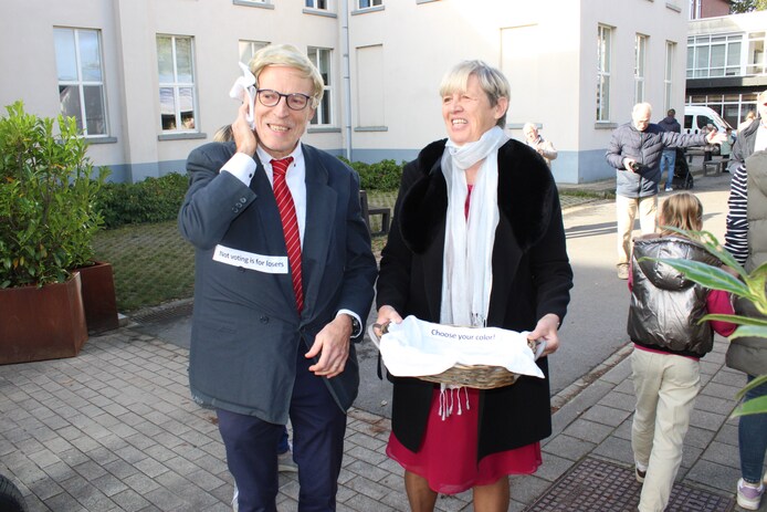 Karel Declercq fileert de actualiteit in 33ste komisch jaaroverzicht ...