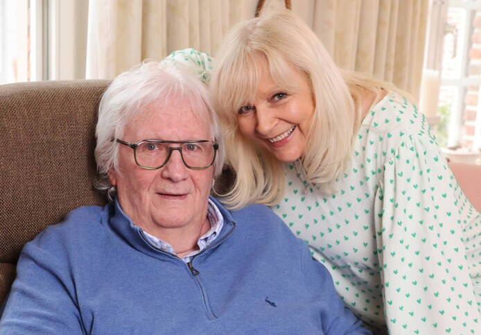 Zangeres Mieke getroffen door keelkanker: “Het afscheid van mijn ...