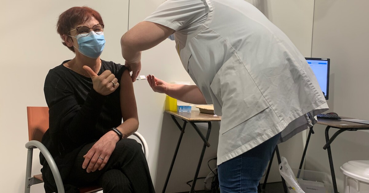 Hilde krijgt eerste prik in vaccinatiecentrum Pallieterland | Lier | HLN.be