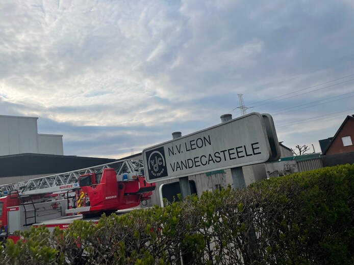 Brand bij vlasvezelbedrijf snel onder controle in Lendelede | Lendelede ...