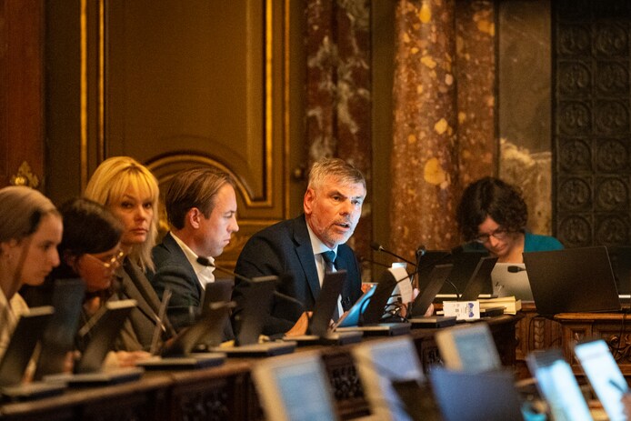 Sam Van Rooy (Vlaams Belang) steelt de show in debat over geweigerd ...