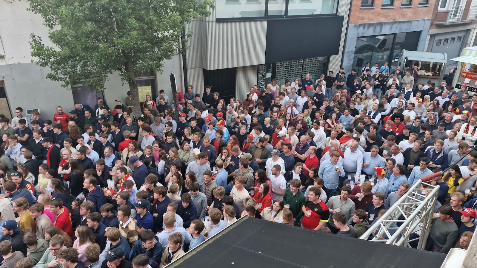 Grote opkomst in Tielt voor eerste match Rode Duivels | Foto | hln.be
